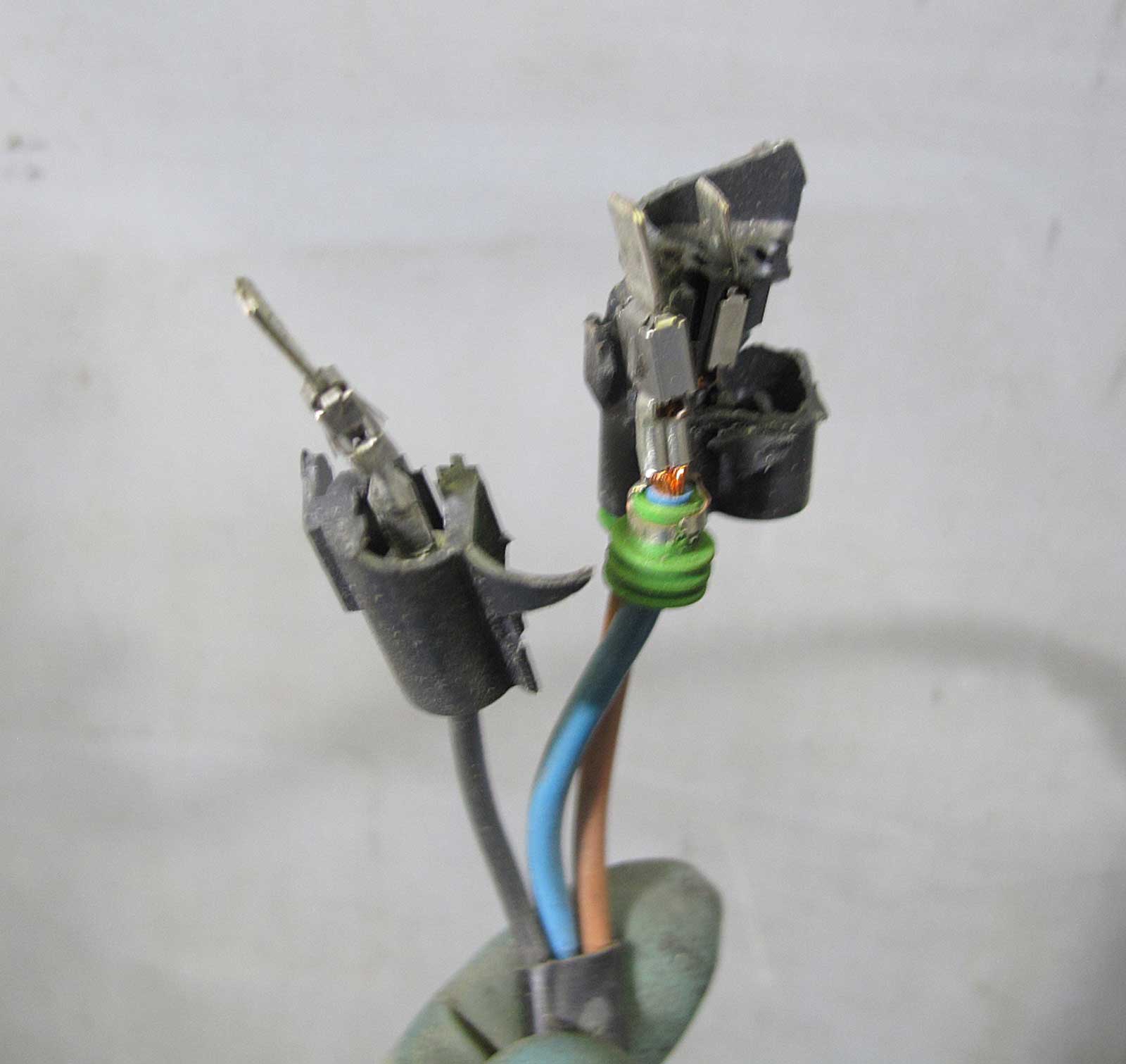 BMW E46 3-Series Auxiliary AC Cooling Electric Fan Broken Connector ...